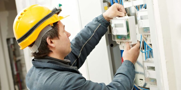 Aarding elektriciteit: belang & werking [+ FAQ]