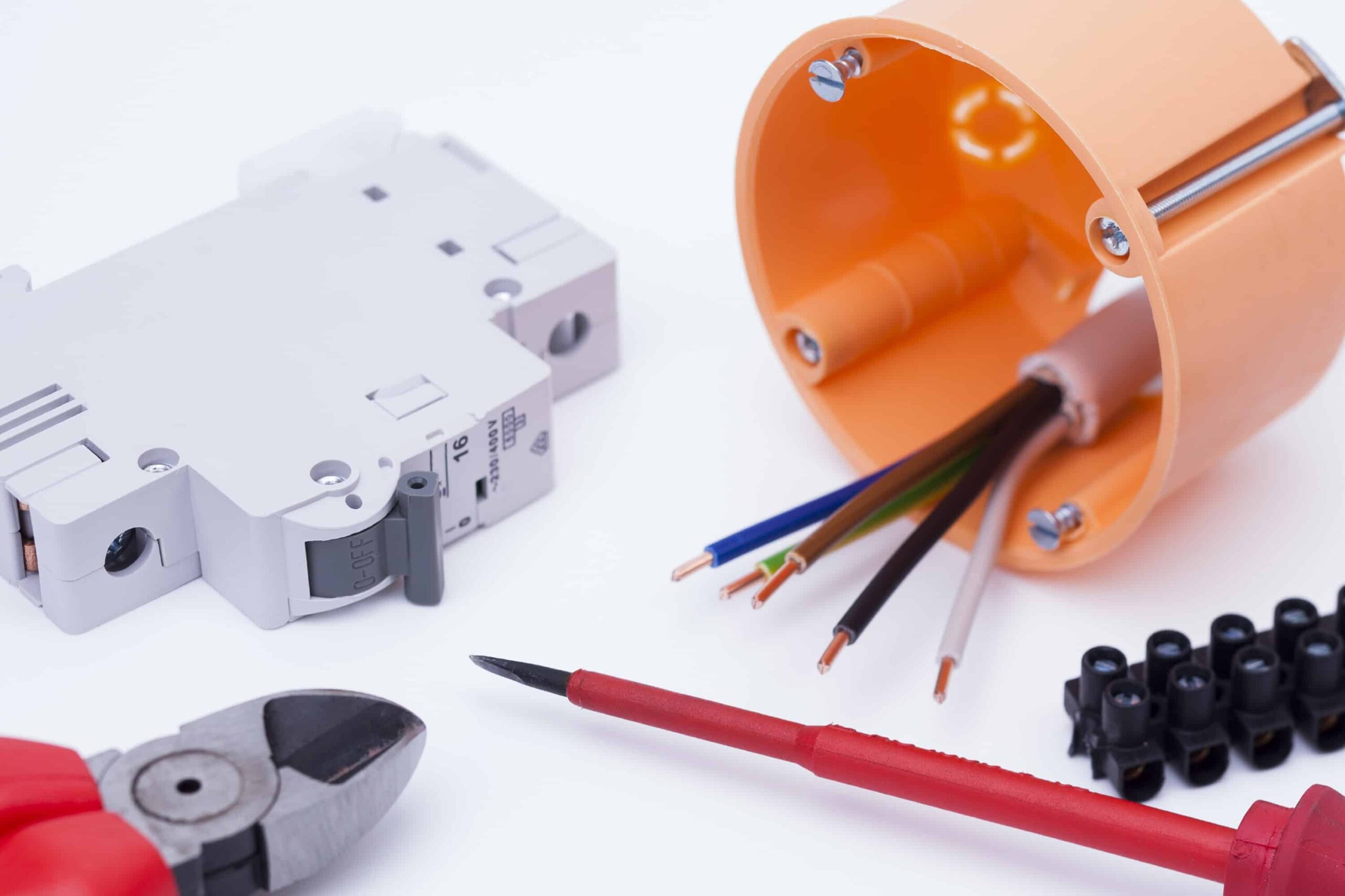 Aarding elektriciteit: belang & werking [+ FAQ]